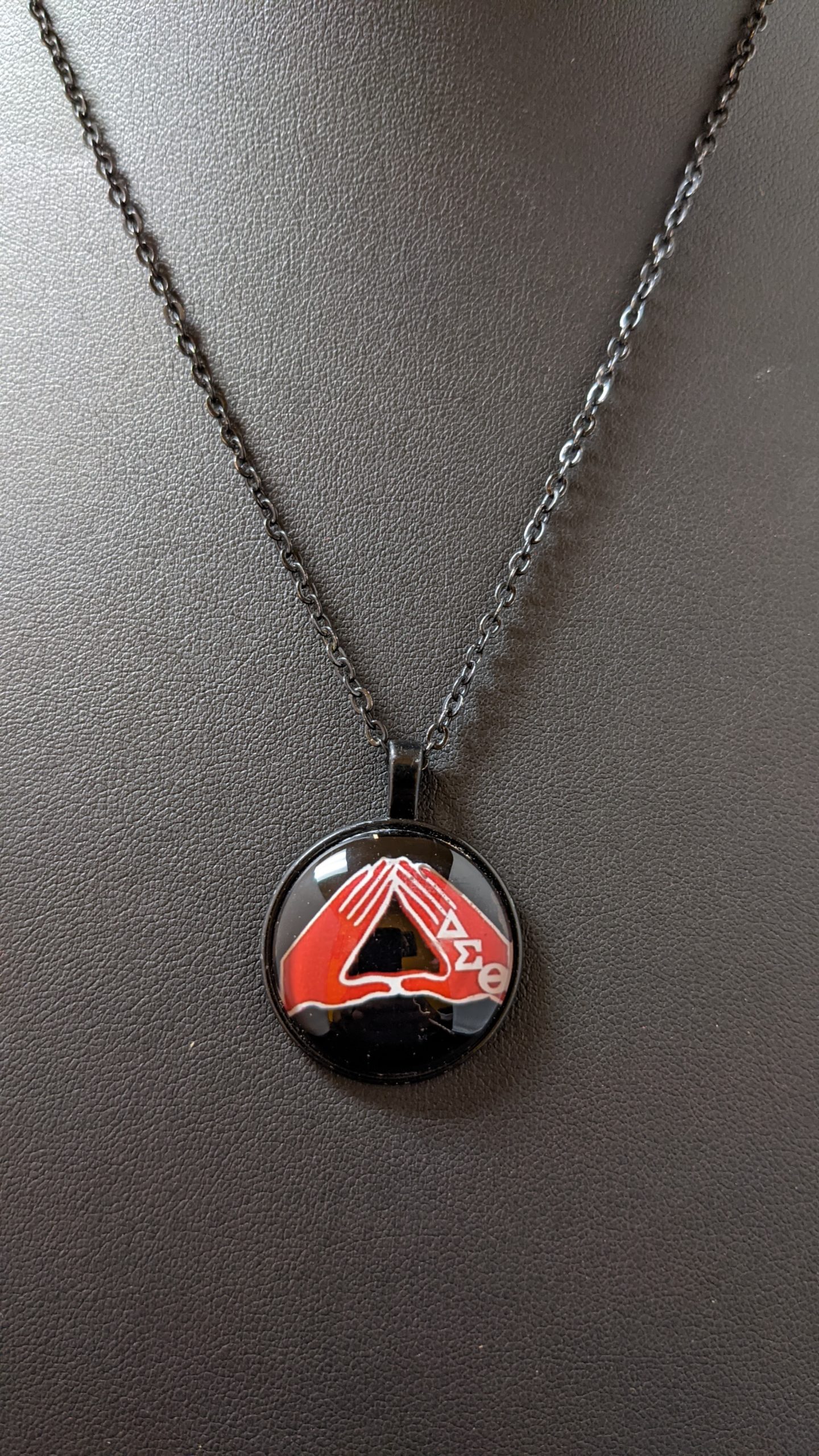 Delta Sigma Theta Hand Sign Round Black Necklace – Originalpeople.org